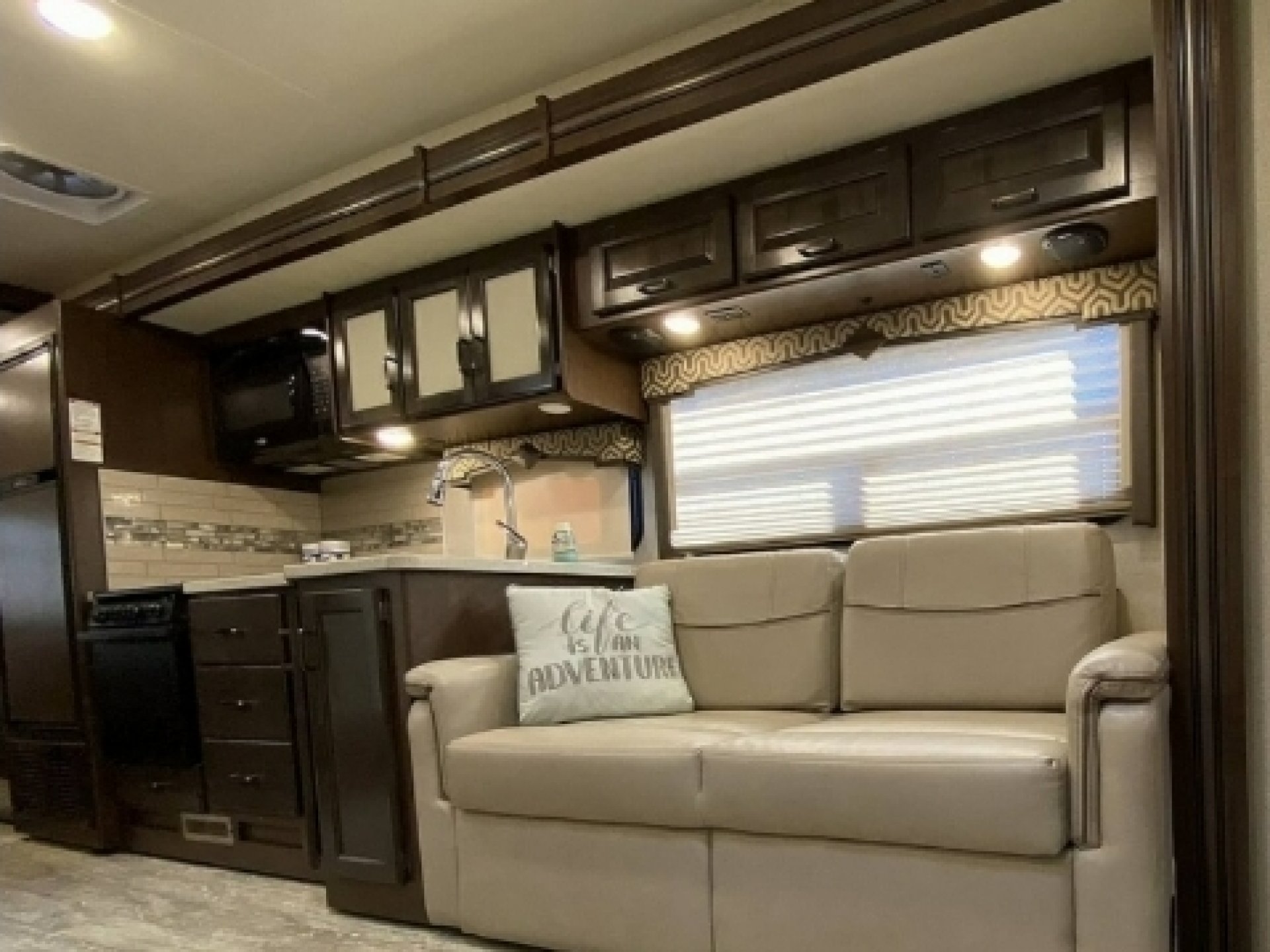 2018 THOR MOTOR COACH HURRICANE 29M - Good Sam RV Rentals
